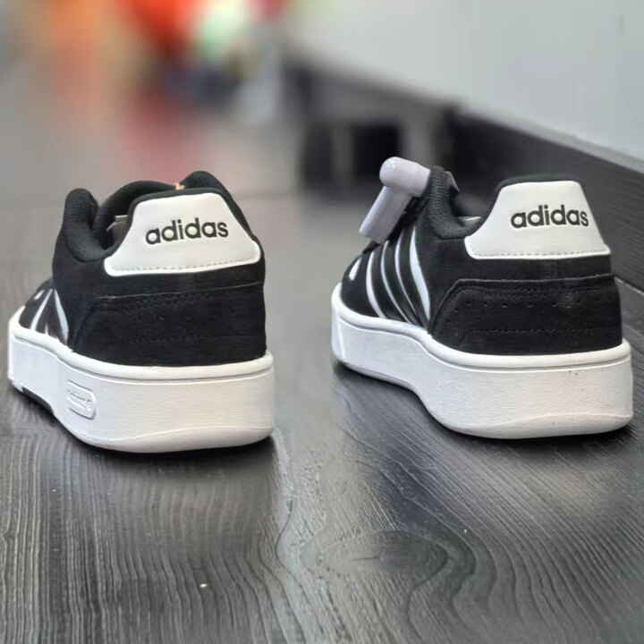 阿迪达斯（adidas）板鞋男鞋女鞋三叶草2025冬季新款低帮缓震透气运动鞋轻便休闲鞋 JR8328白色/黑色「小锯齿」美高风篮球风板鞋 43 ...